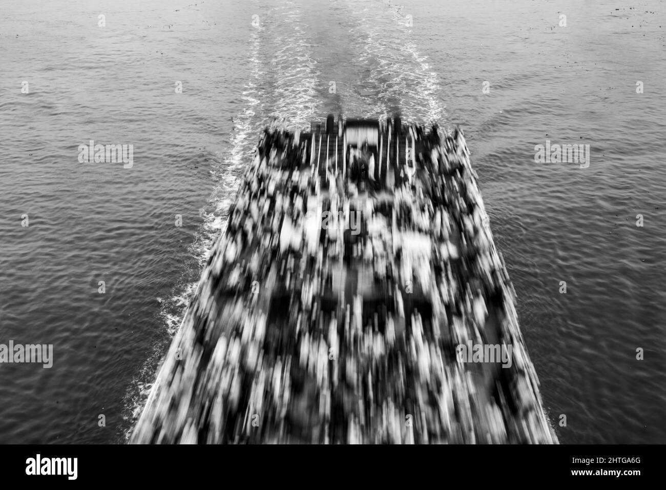 Mass people back to home by launch from yearly Muslim Charmonai ...