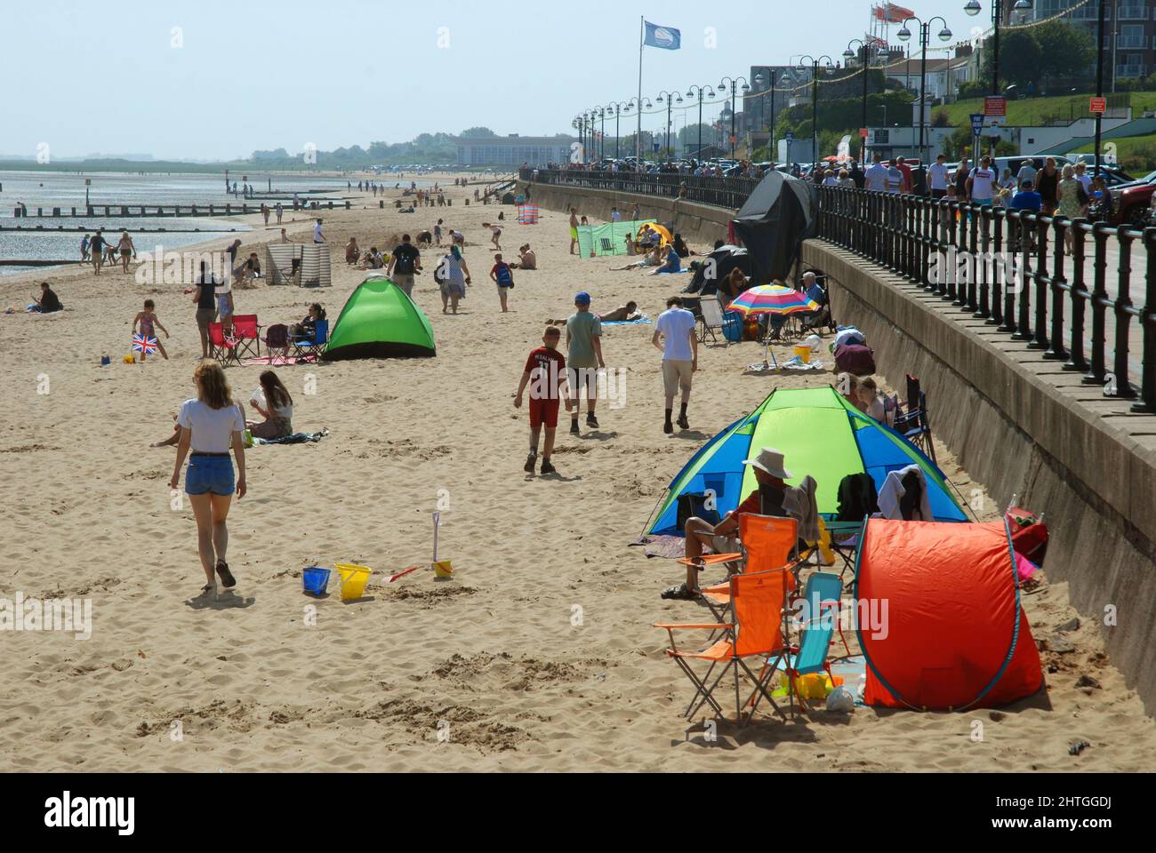 Family beach sand castles hi-res stock photography and images - Alamy
