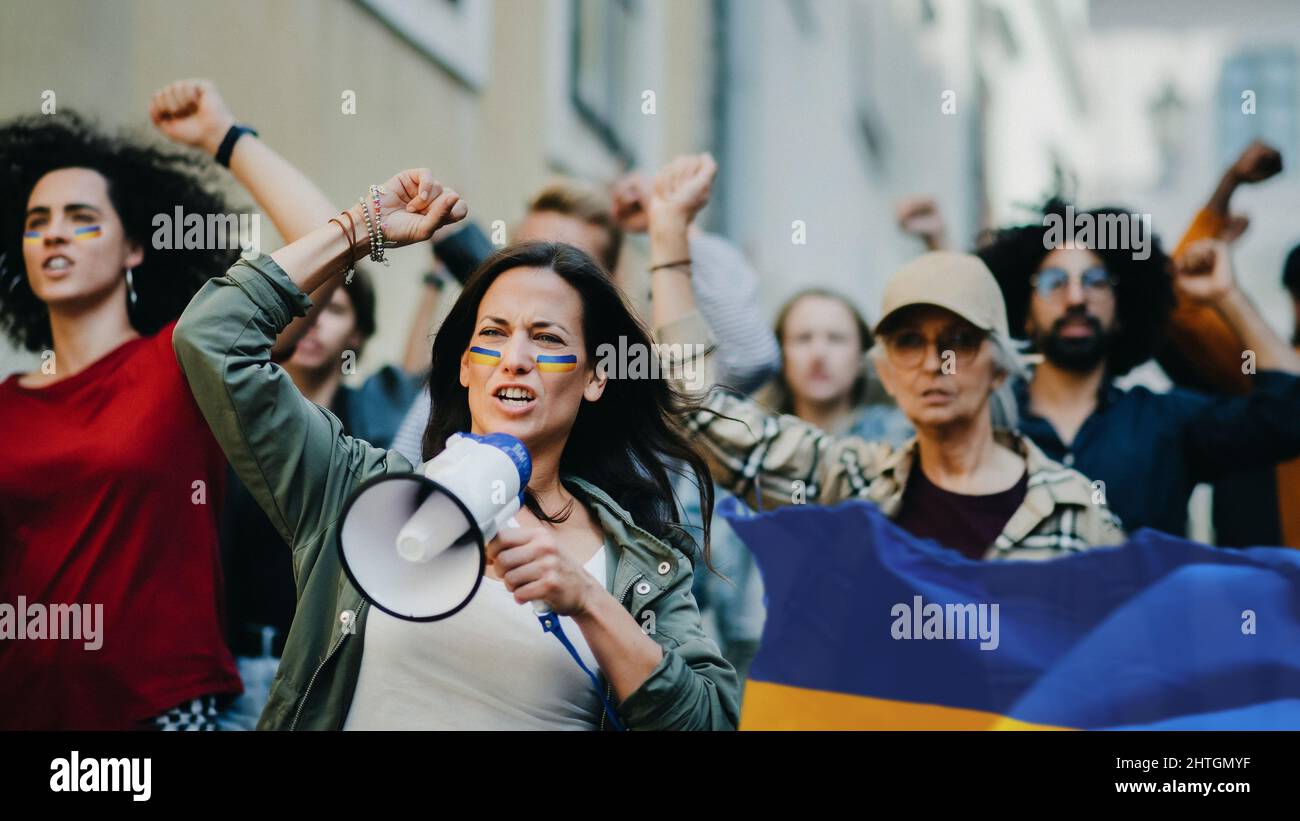Angry crowd hi-res stock photography and images - Alamy