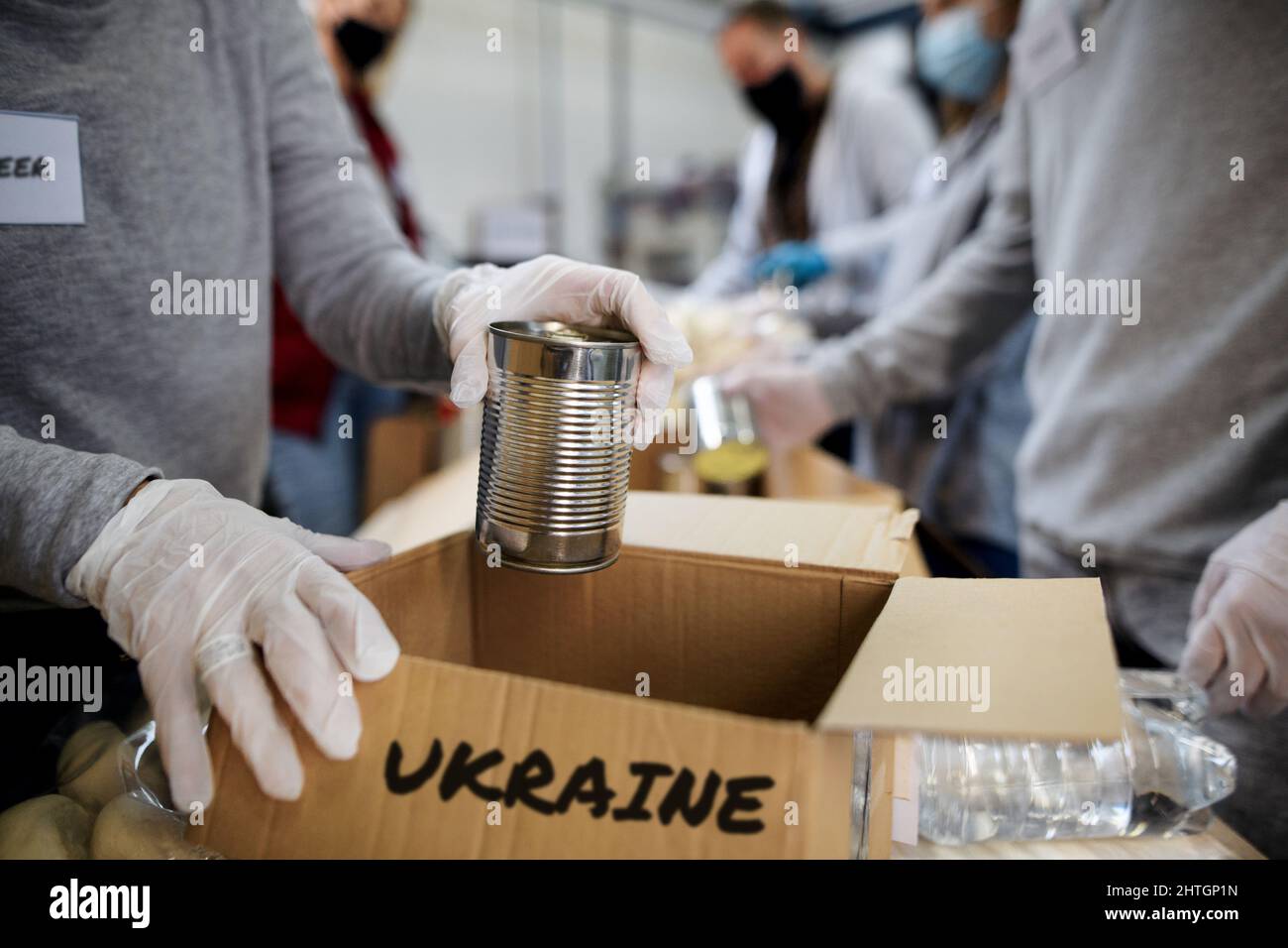 Group of volunteers collect donations for Ukrainian refugees ...
