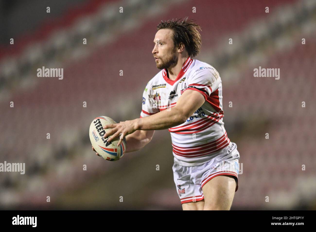 Joe Mellor #7 of Leigh Centurions looks for a pass Stock Photo - Alamy