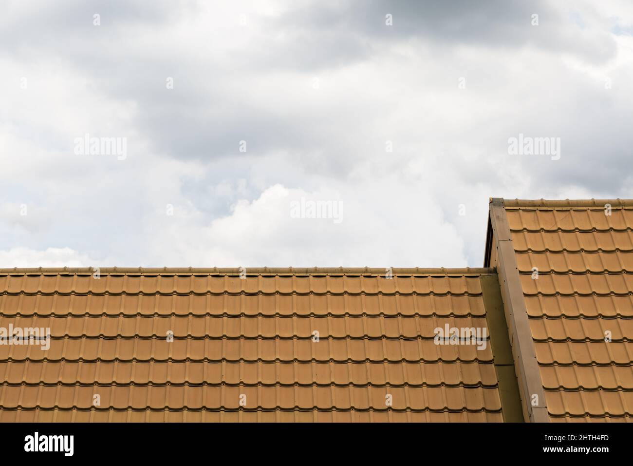 Tiles roof pattern architecture background Stock Photo - Alamy