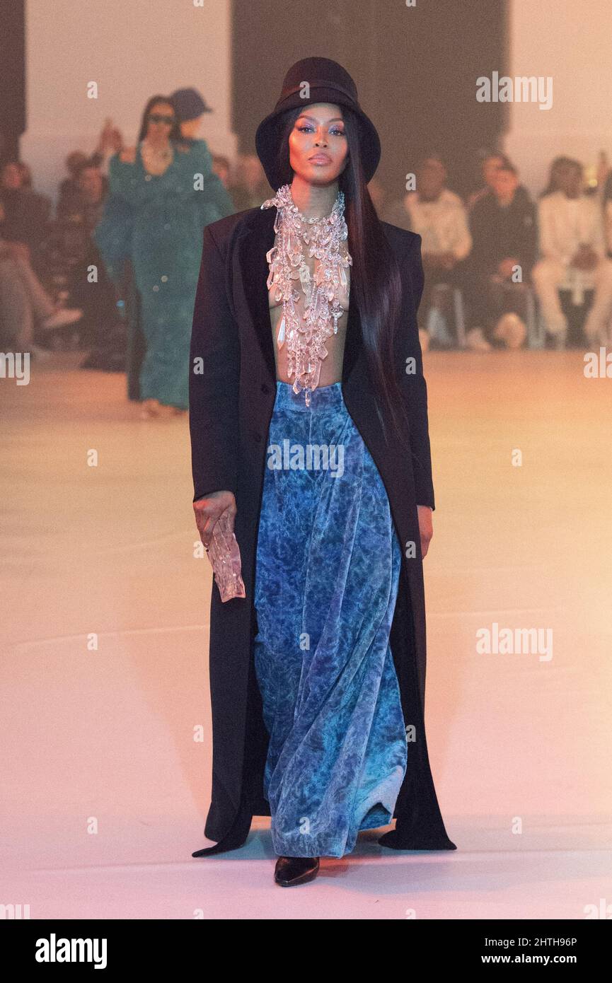 Naomi Campbell Runway Fall