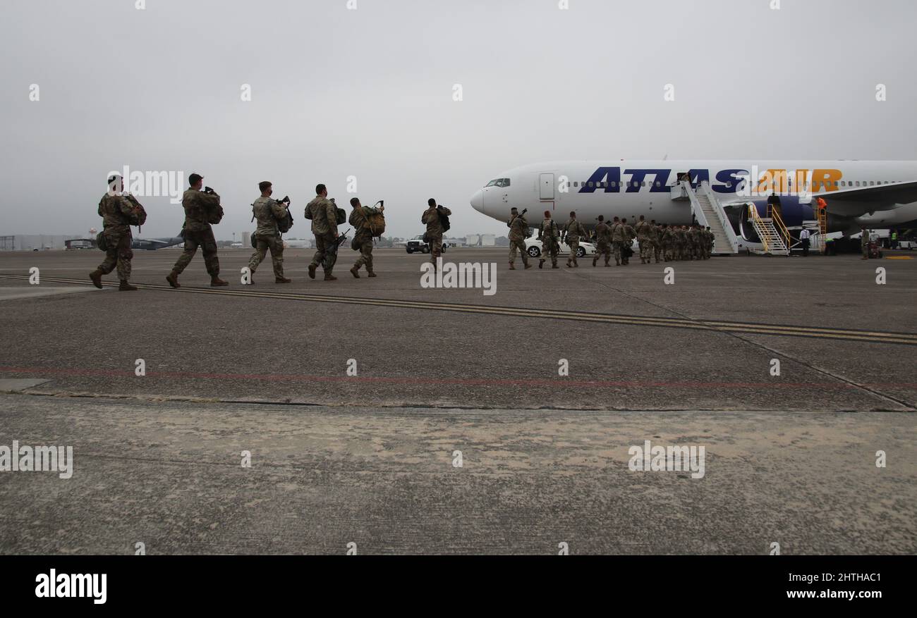 U.S. Army Soldiers assigned to the 1st Armored Brigade Combat Team, 3rd ...