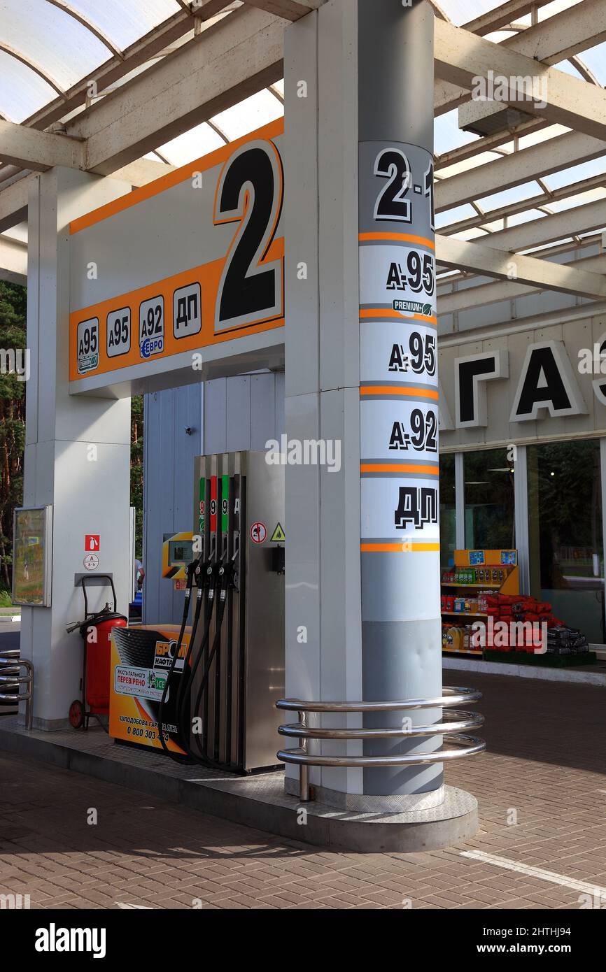 Ukraine, moderne Tankstelle, Zapfsaeulen Stock Photo - Alamy