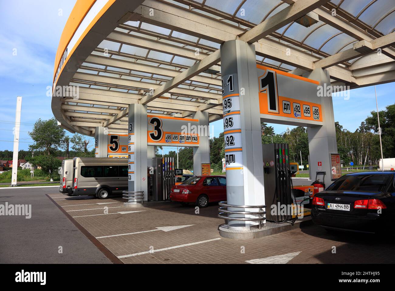 Ukraine, moderne Tankstelle, Zapfsaeulen Stock Photo - Alamy