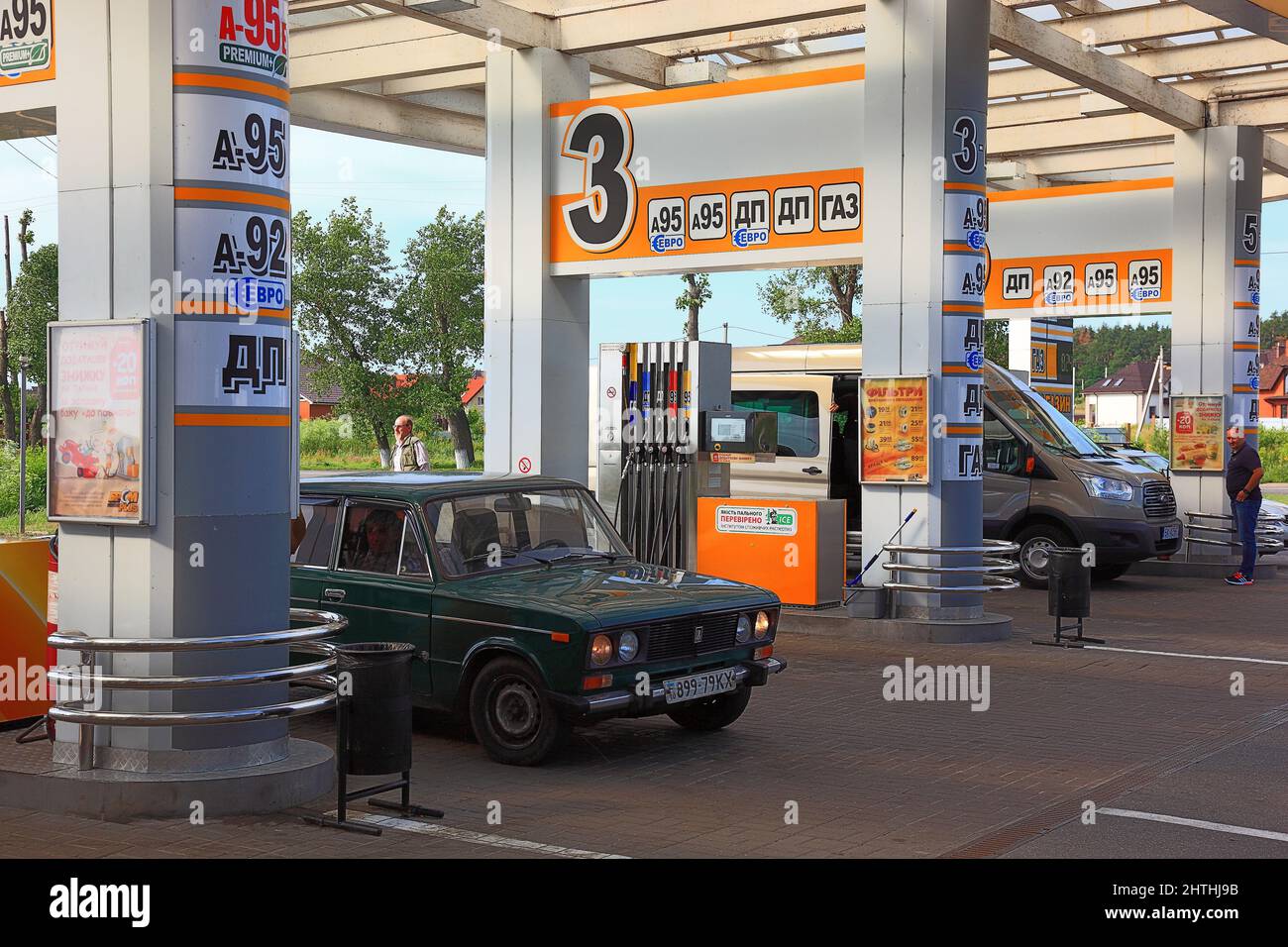 Ukraine, moderne Tankstelle, Zapfsaeulen Stock Photo - Alamy
