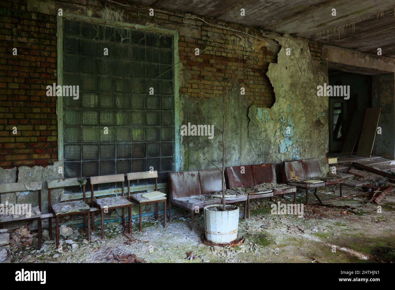 Ukraine, Sperrzone, ein Wartezimmer im Krankenhaus in Pripjat, nun in ...