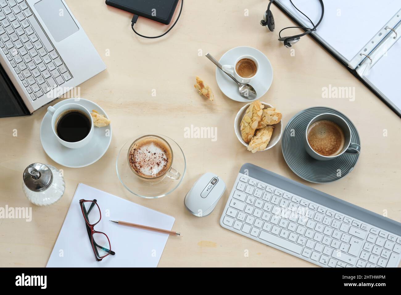 Business meeting table top view hi-res stock photography and images - Alamy