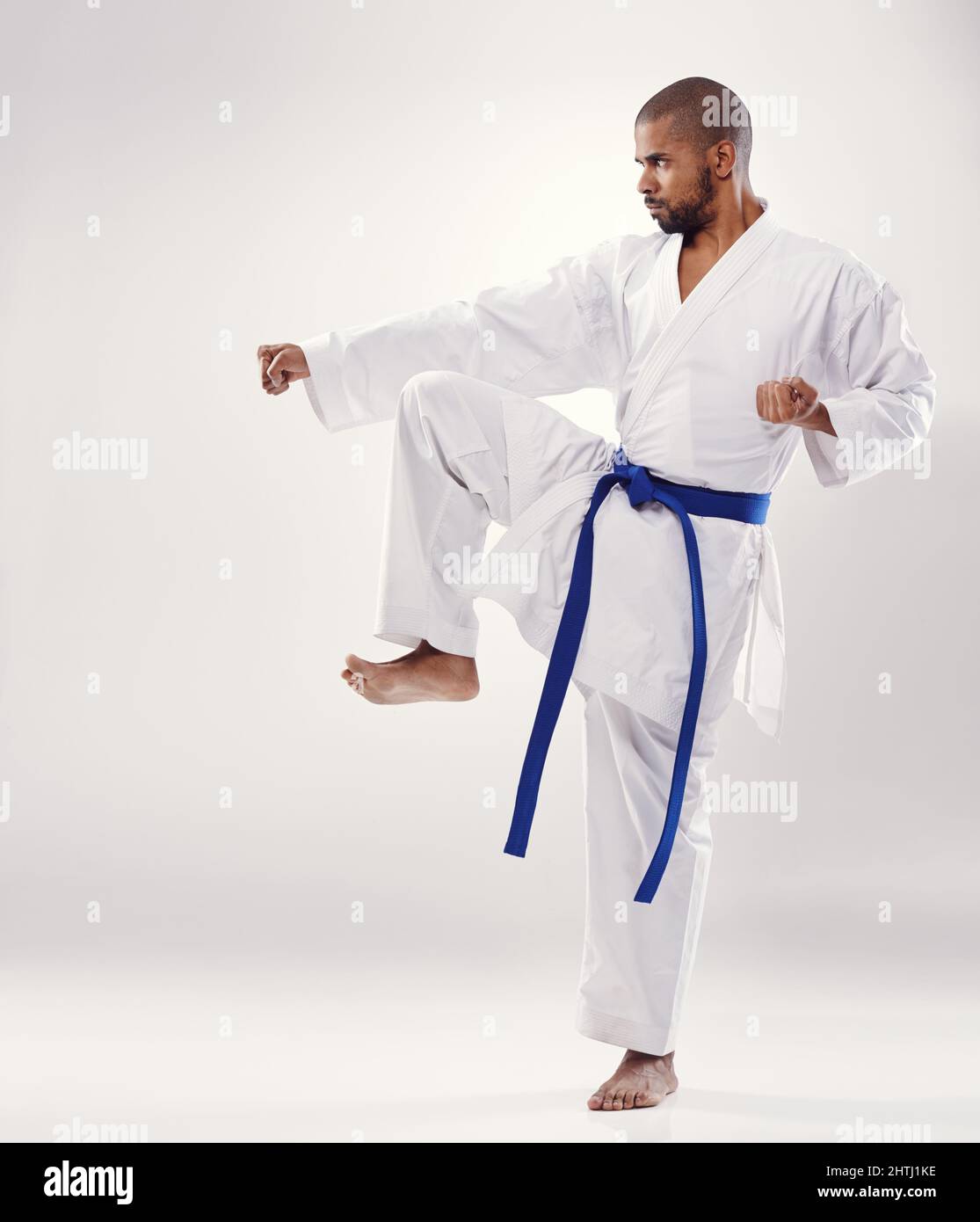 Perfect form. An african man doing karate Stock Photo - Alamy