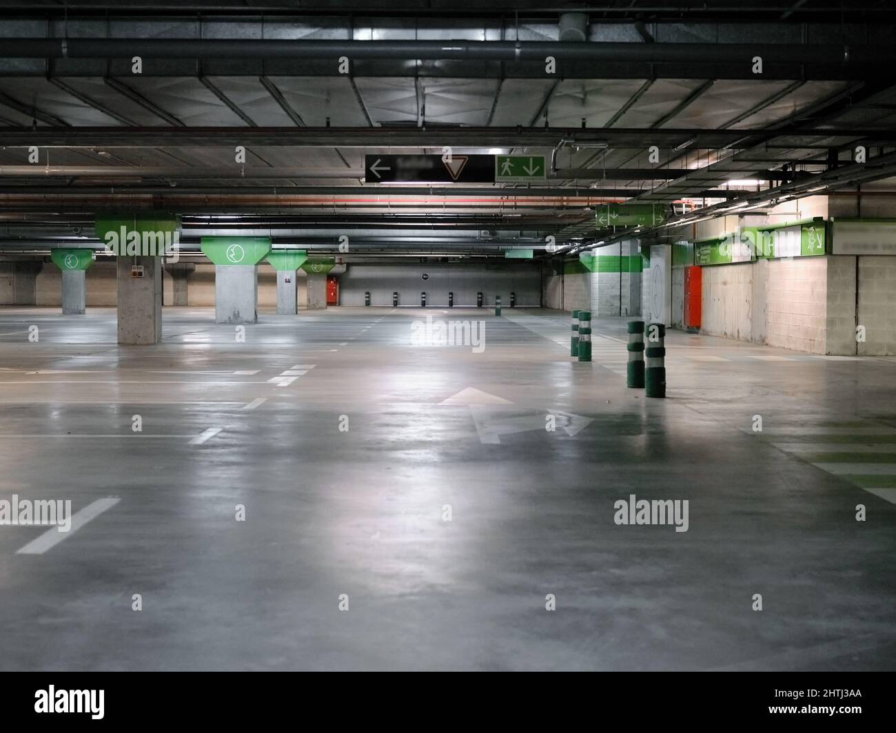 Empty car parking with columns and signs on the floor Stock Photo - Alamy