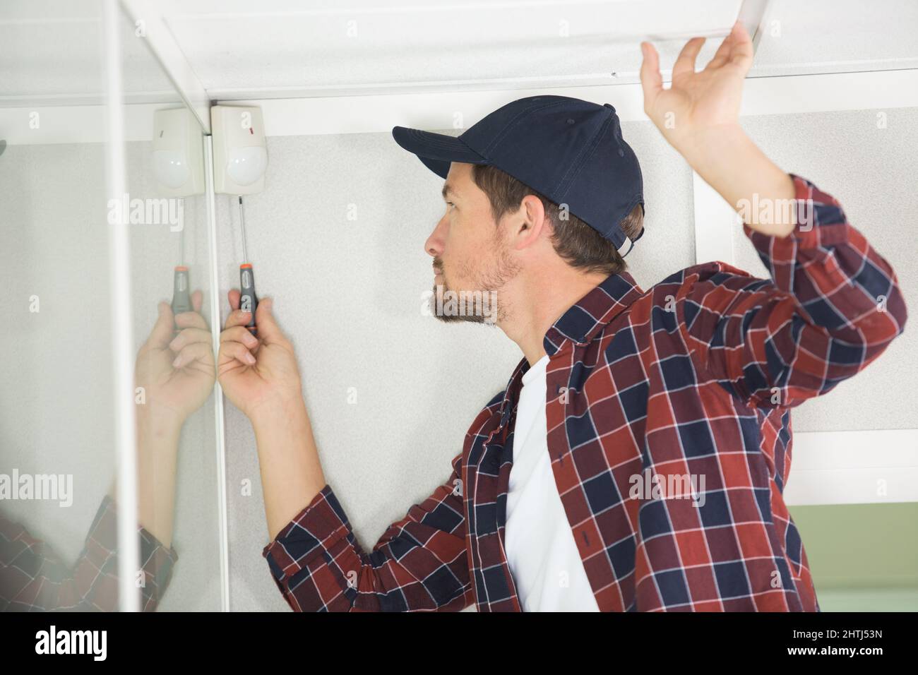 Man installing suspended ceiling hi-res stock photography and images ...