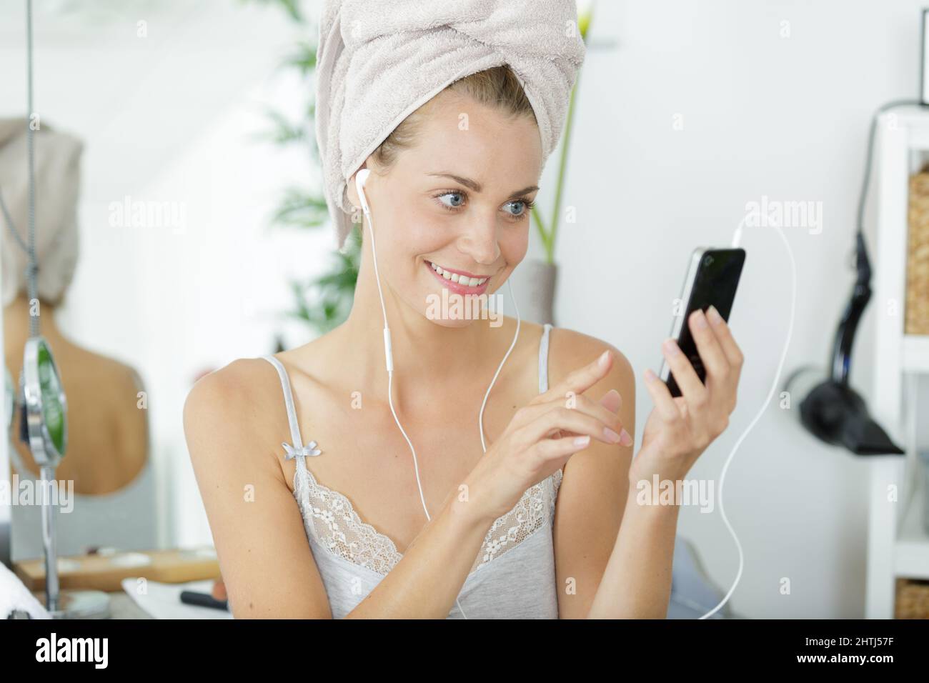 Lady showering hi-res stock photography and images - Alamy