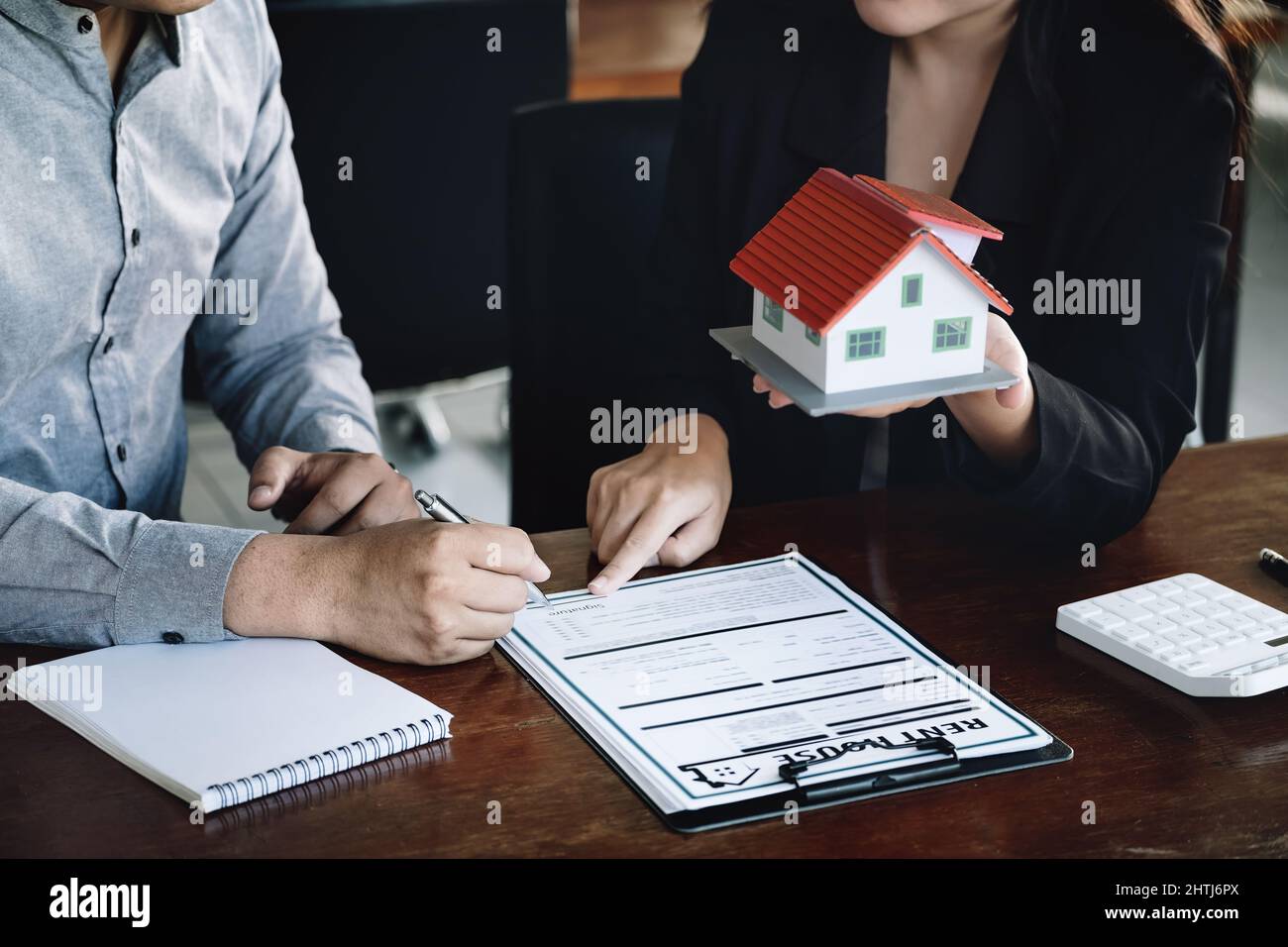 Contract signing client hi-res stock photography and images - Alamy