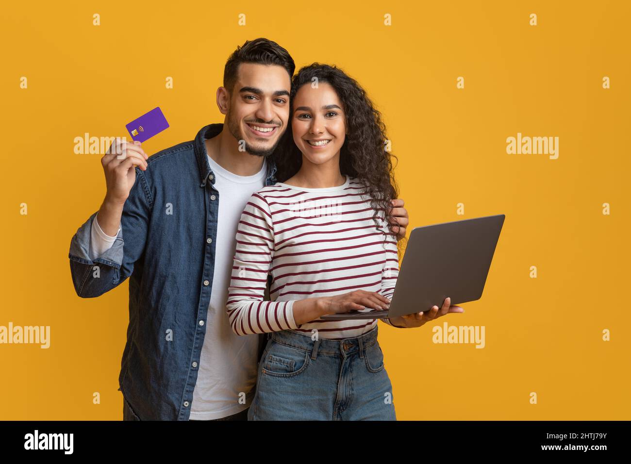 Couple payment credit card hi-res stock photography and images - Alamy