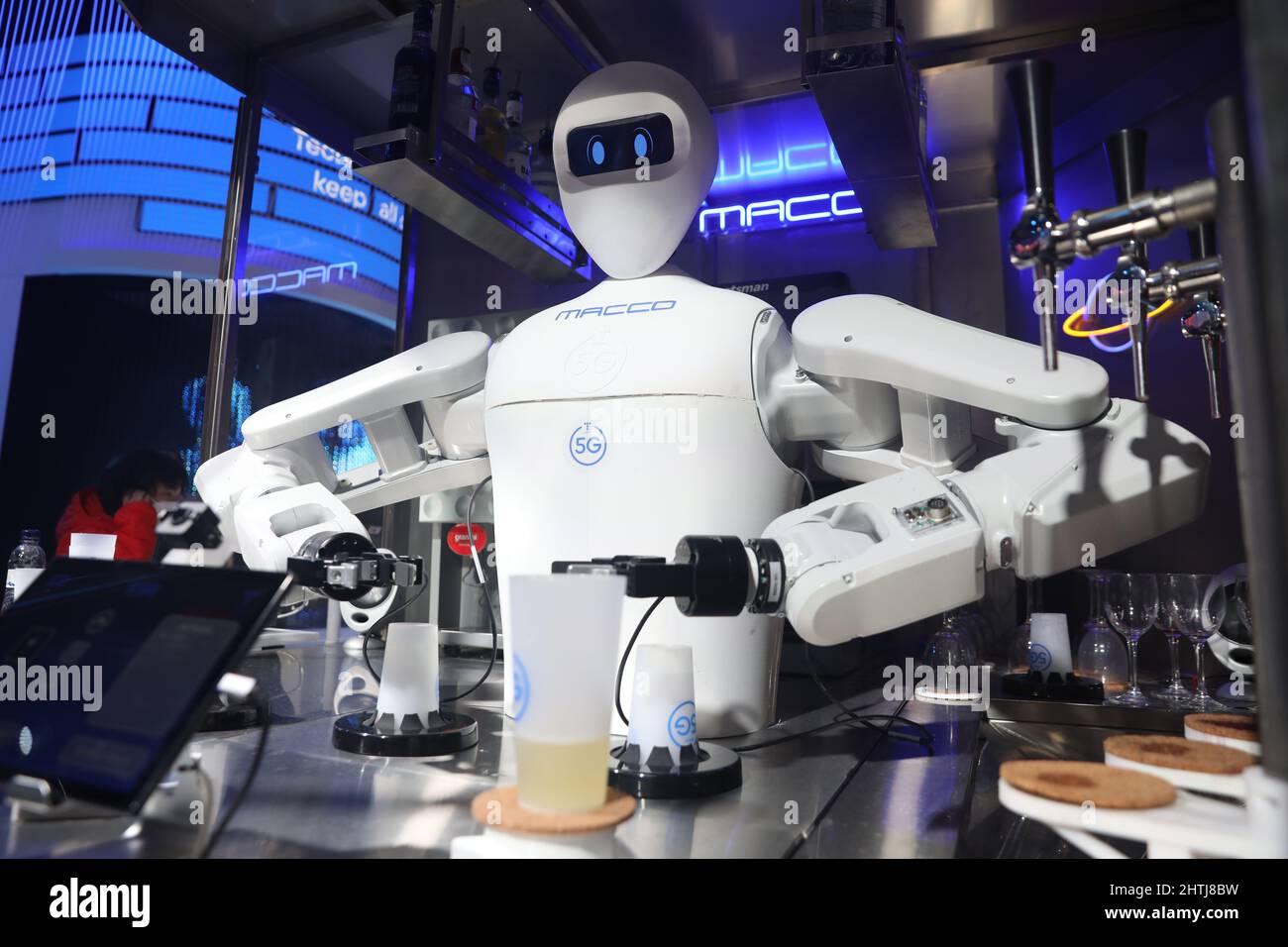 Barcelona, Spain. 28th Feb, 2022. A robot barman by Macco with 5G application by Telefonica ...
