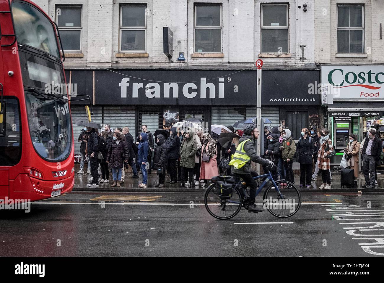 Bus queues hi-res stock photography and images - Alamy