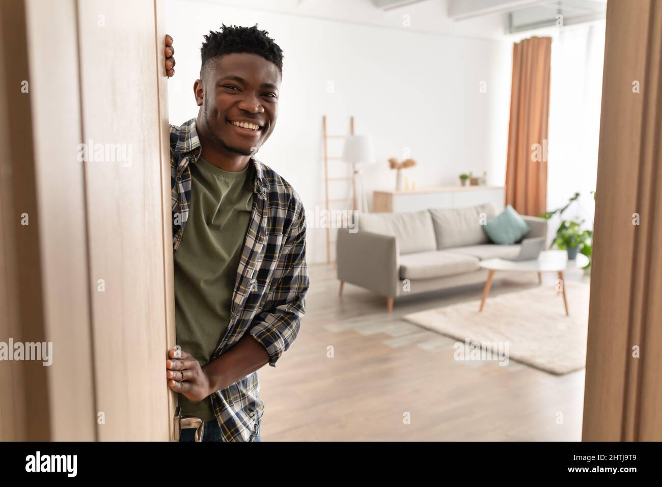 Guy standing open door hi-res stock photography and images - Alamy