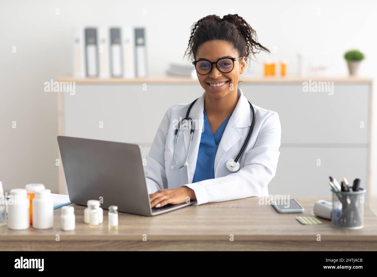 Black medical worker sitting hi-res stock photography and images - Alamy