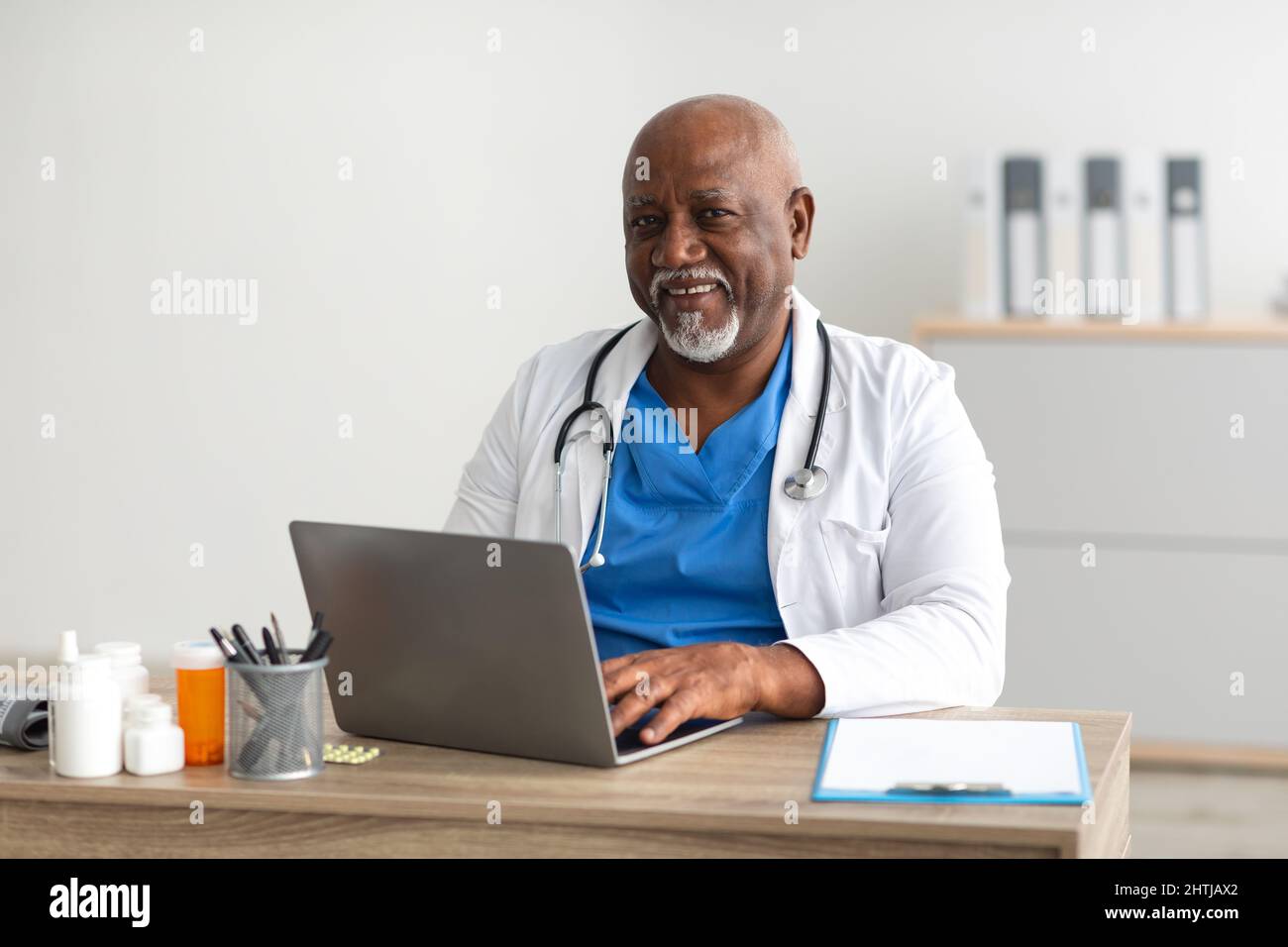 Black medical worker sitting hi-res stock photography and images - Alamy
