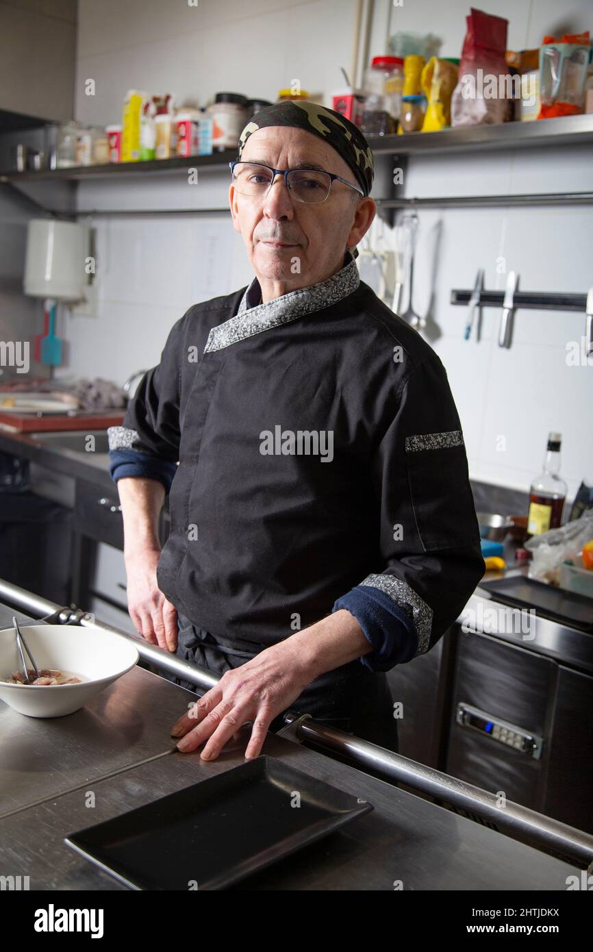 Self cook hi-res stock photography and images - Alamy