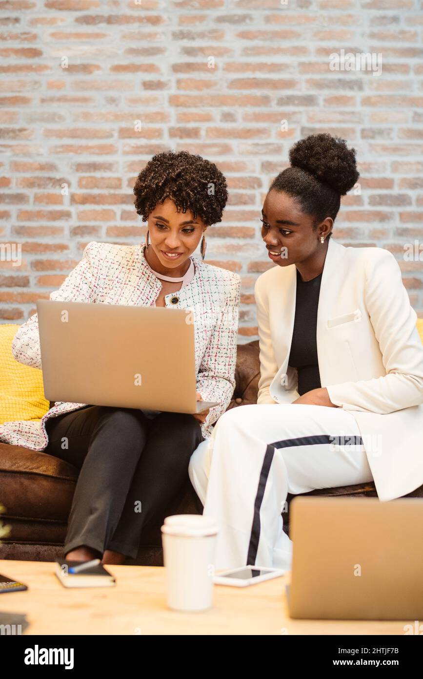 Black female project manager hi-res stock photography and images - Alamy