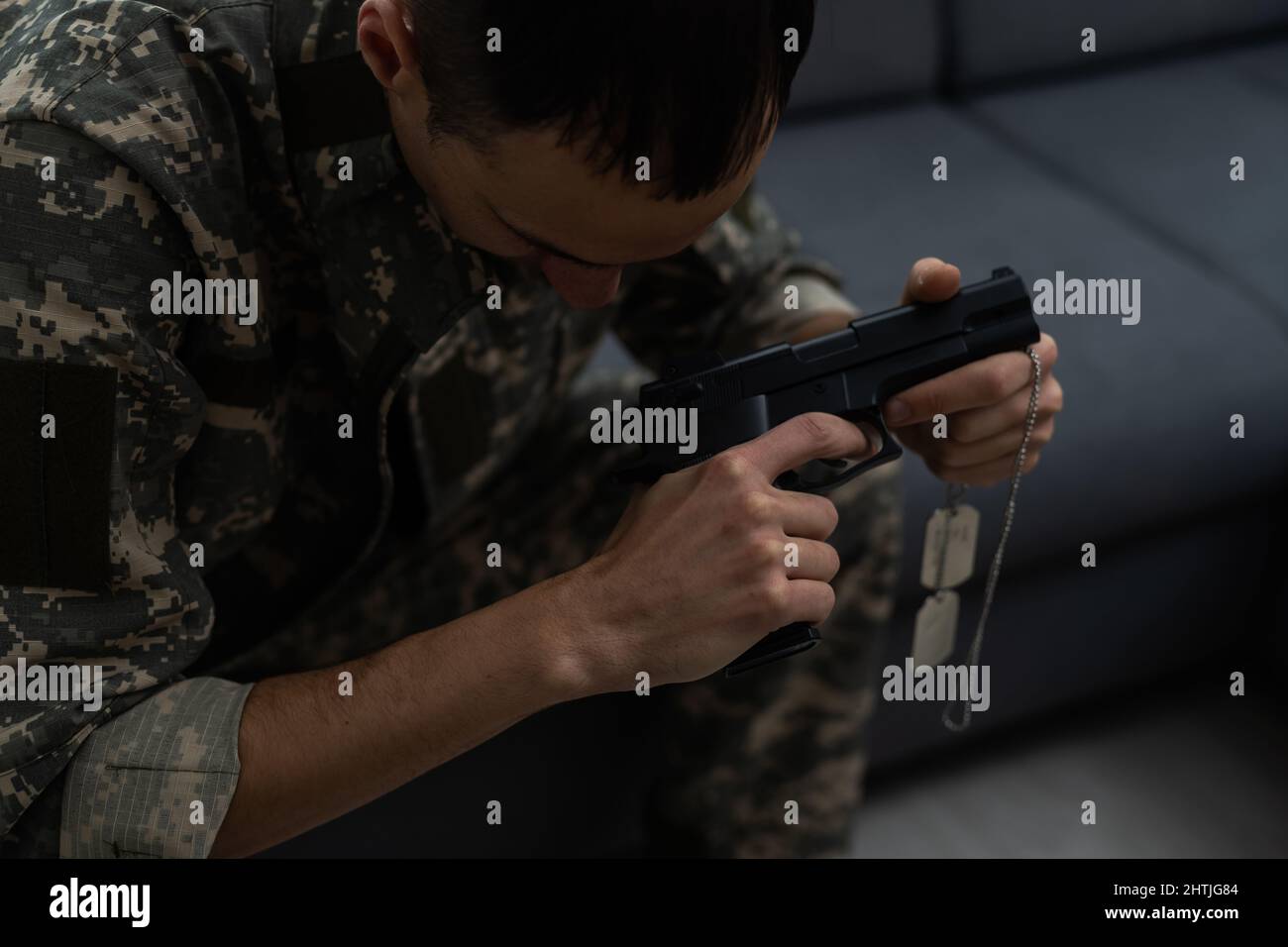 Sitting holding rifle army soldier hi-res stock photography and images ...