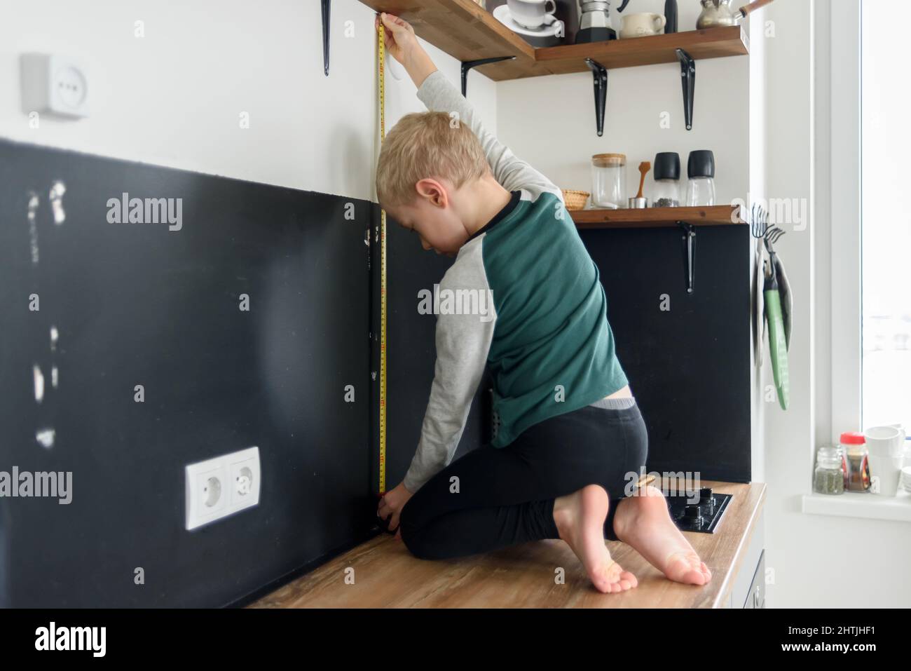 Child using tape measure hi-res stock photography and images - Alamy