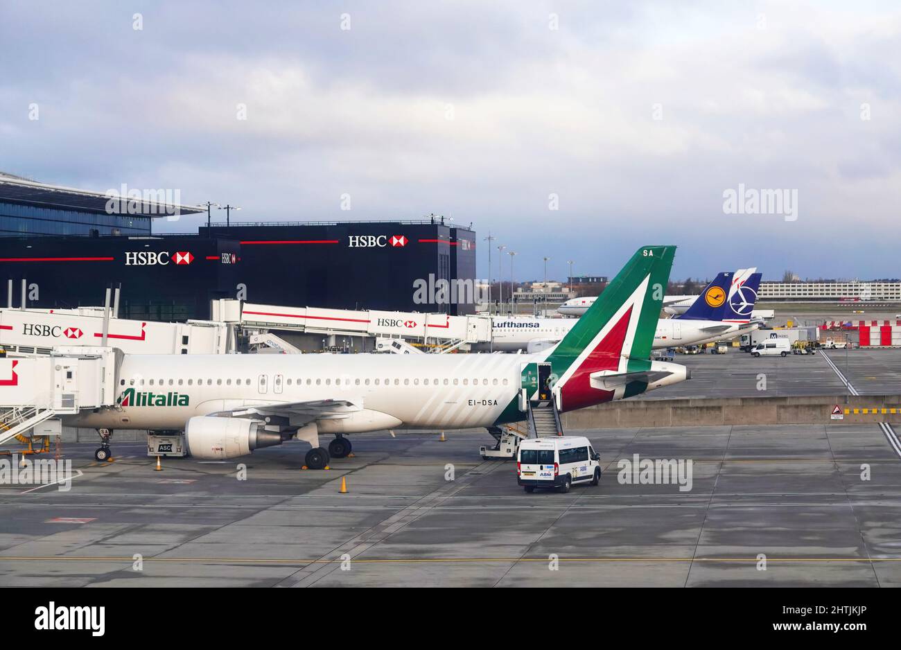 They arrive heathrow airport hi-res stock photography and images - Alamy