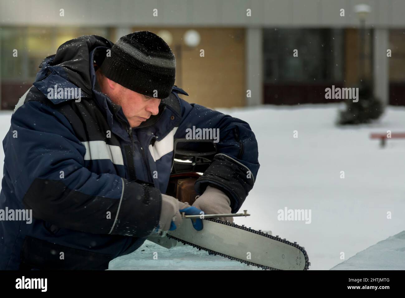 A manual file worker sharpens a chainsaw chain Stock Photo - Alamy