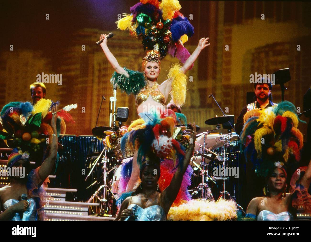 Mary aka Georg Preuße bei einem Auftritt als Sambatänzerin in der Show ...