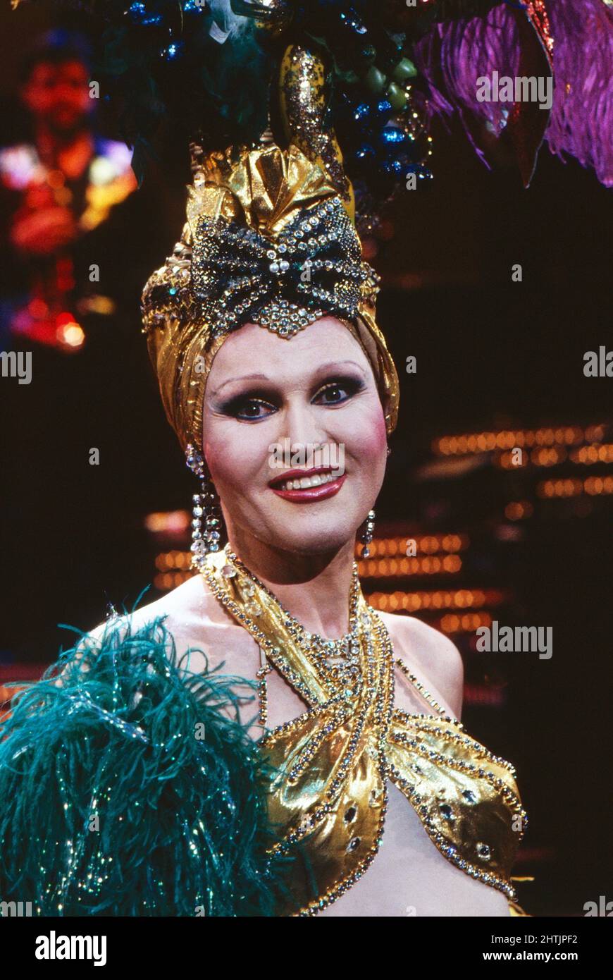 Mary aka Georg Preuße bei einem Auftritt als Sambatänzerin in der Show ...