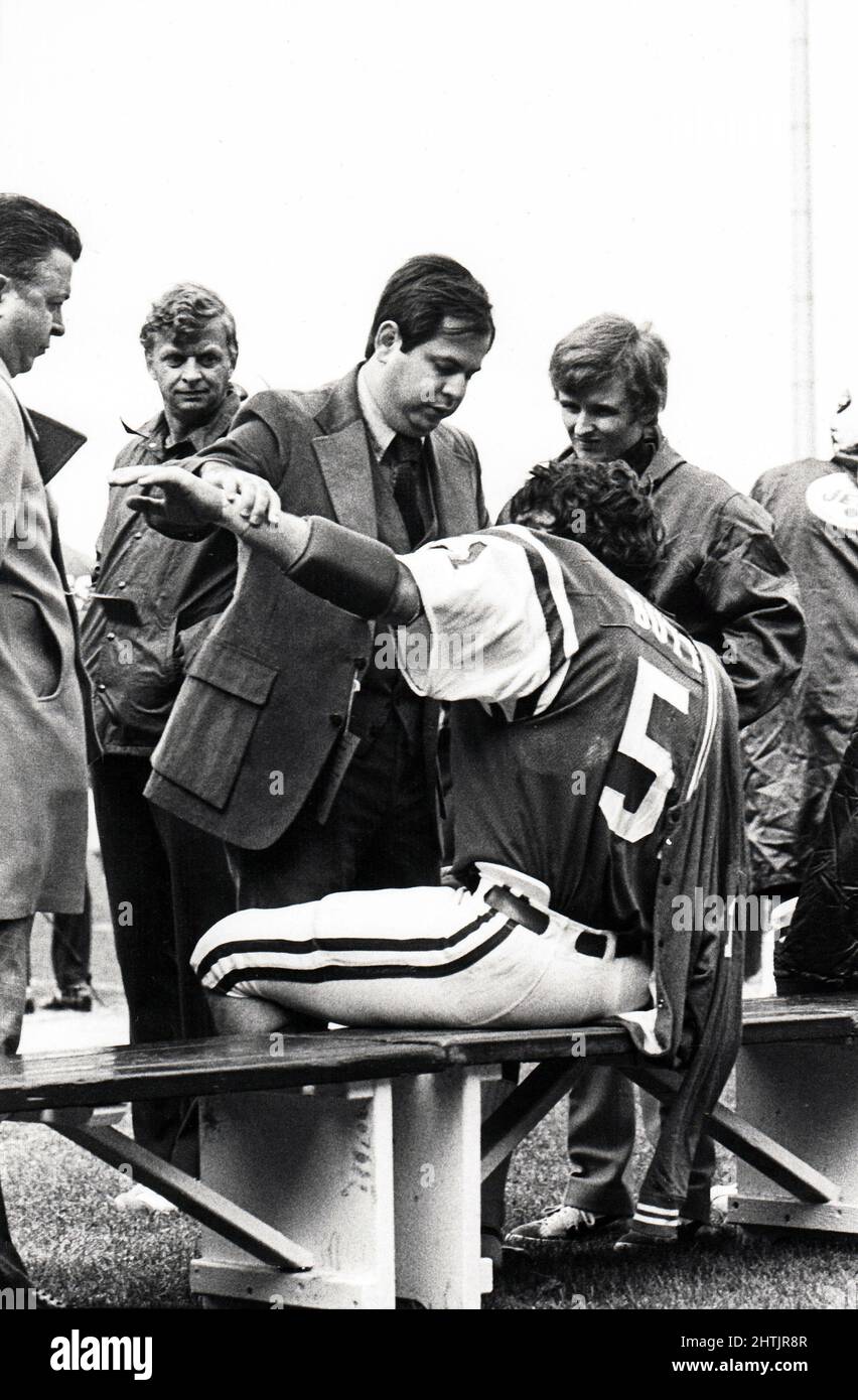 An orthopedic surgeon from the Institute of Sports Medicine & Athletic ...