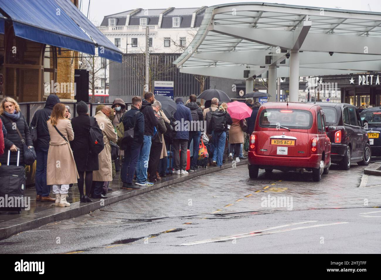 Queue on train uk hi-res stock photography and images - Alamy