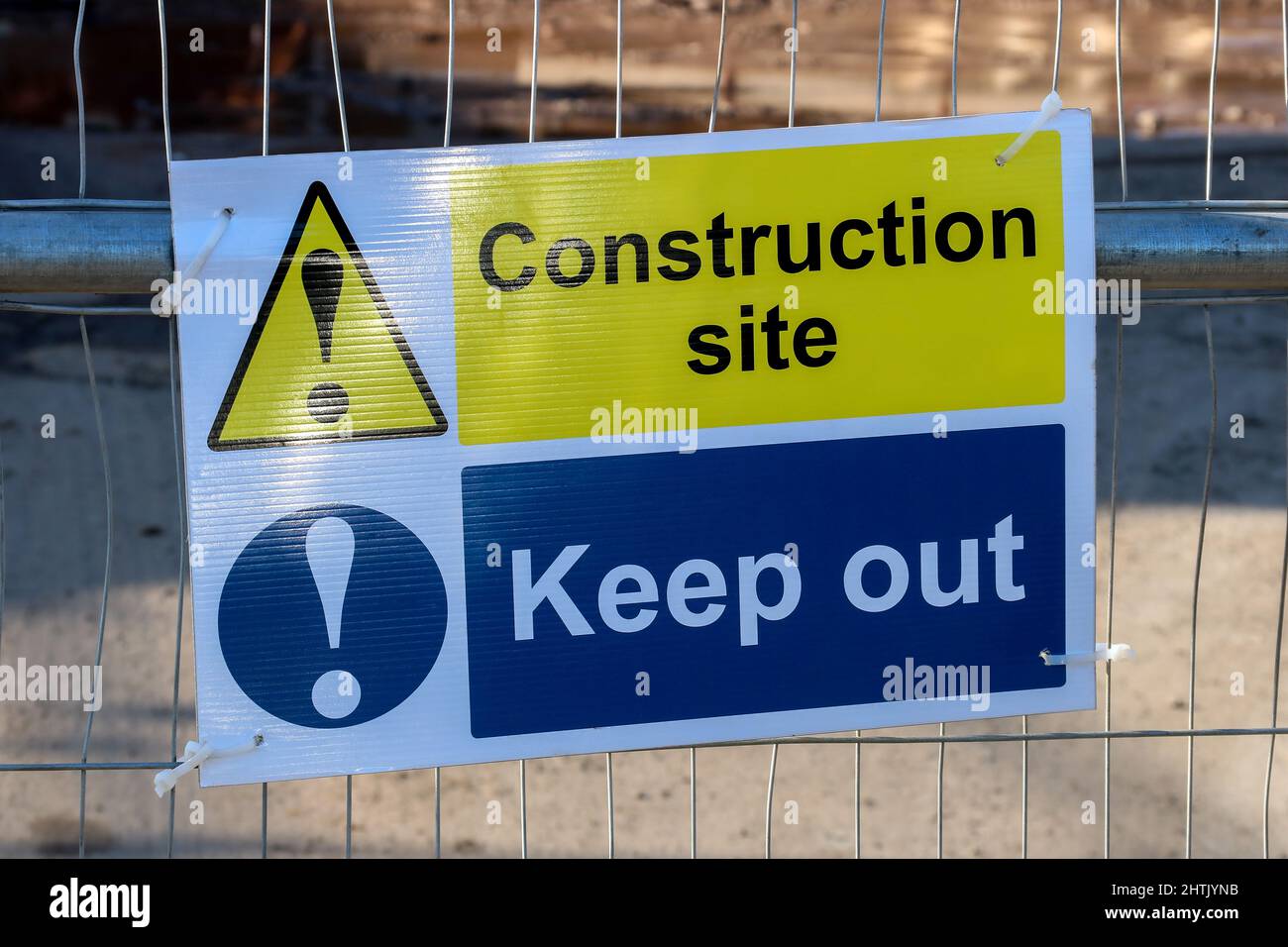 Keep out sign on a construction site perimeter fence Stock Photo - Alamy
