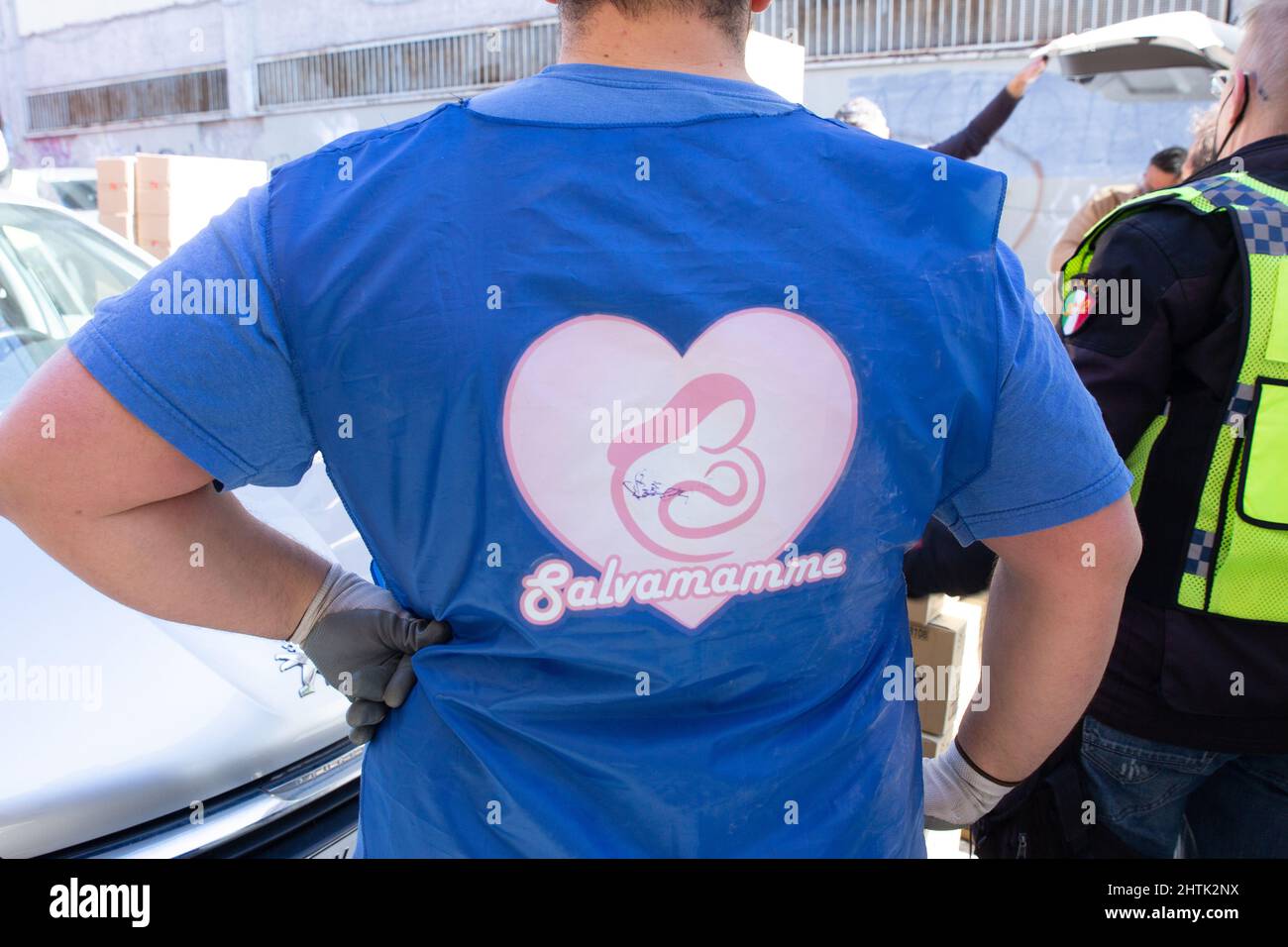 Volunteers of "Salvabebè - Salvamamme" association place basic ...