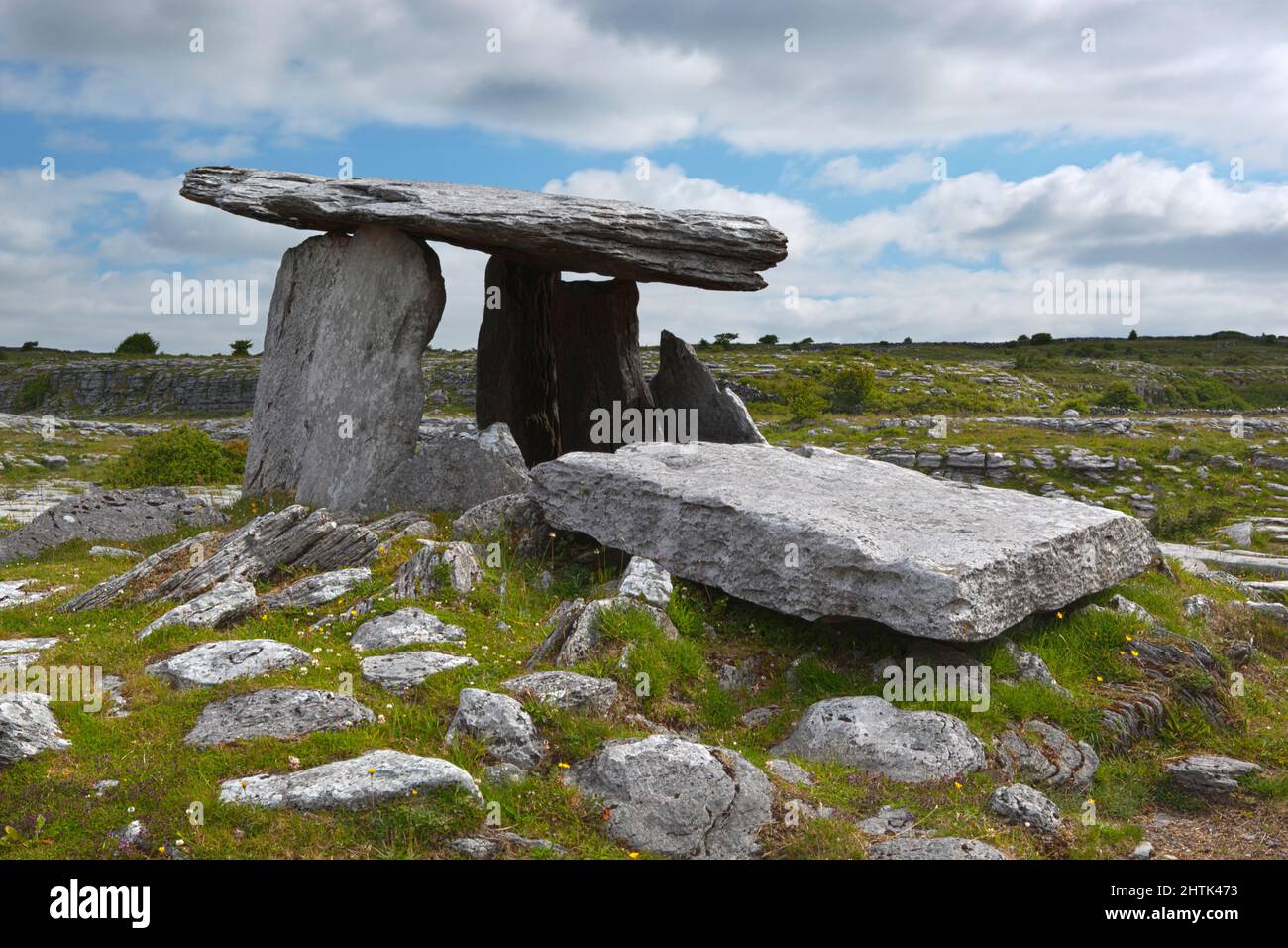 Poulnabrone Dolmen megalithic tomb (2500BC), Ballyvaughan, The Burren ...