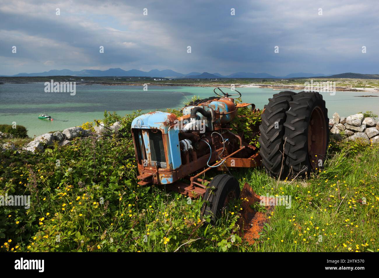 Old tractor ireland hi-res stock photography and images - Alamy