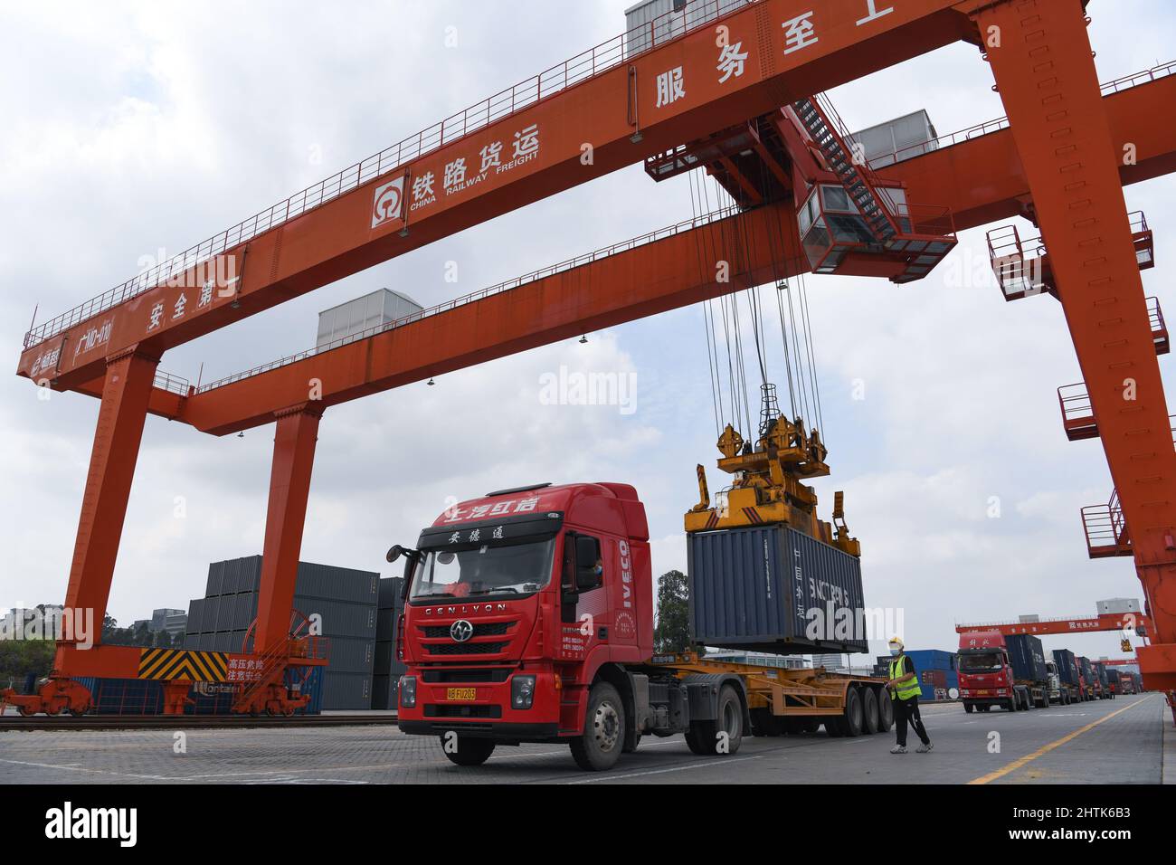 Goods train carrying freight containers hi-res stock photography and ...