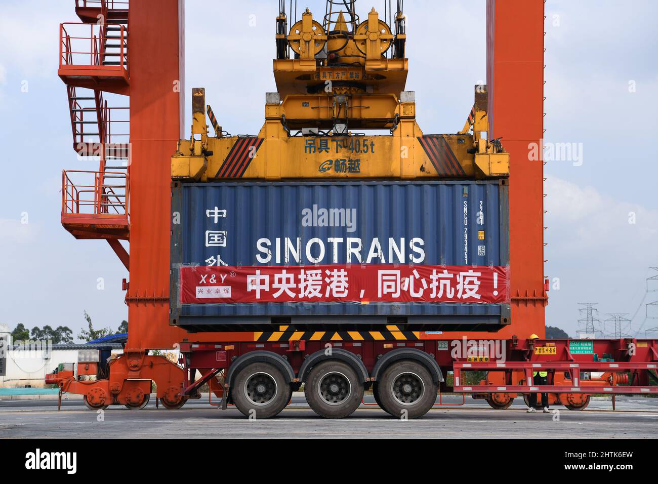 Goods train carrying freight containers hi-res stock photography and ...