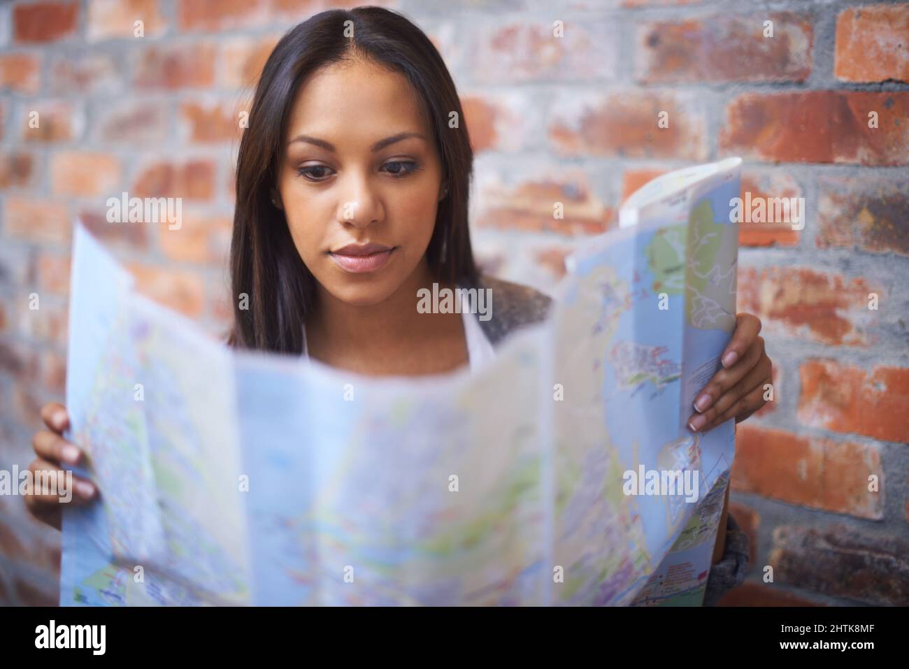 Female reading map hi-res stock photography and images - Alamy