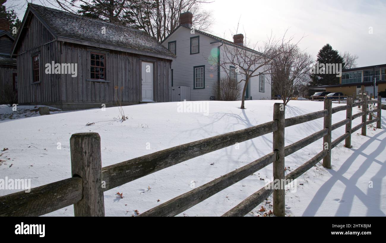 Colonial style house exterior hi-res stock photography and images - Alamy
