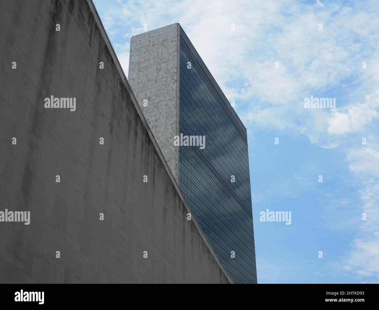 United nations secretariat building hi-res stock photography and images ...
