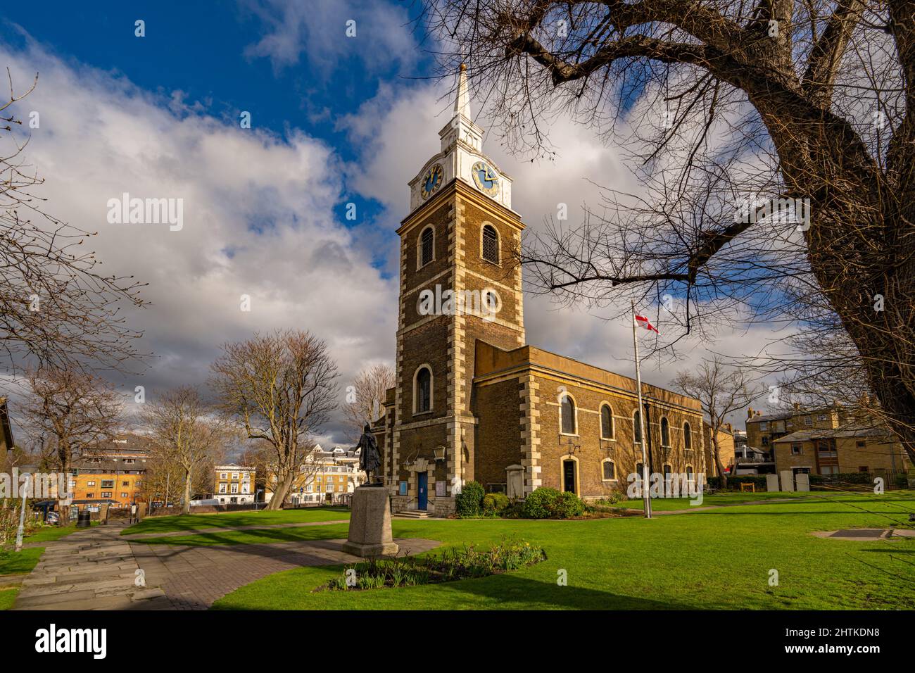 St Georges Church and the statue of Pocahontas in Gravesend Kent Stock ...