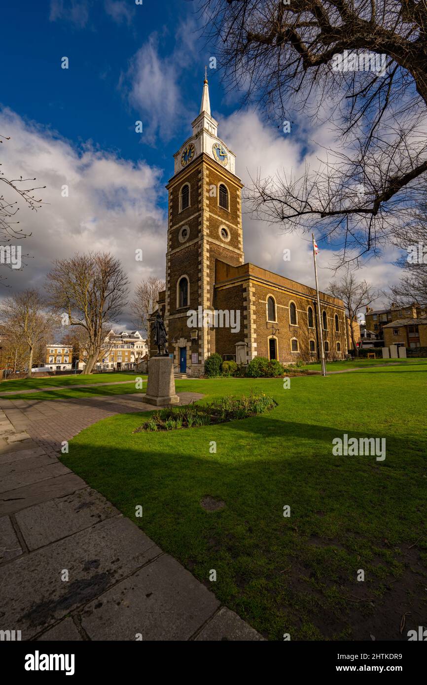 St Georges Church and the statue of Pocahontas in Gravesend Kent Stock ...
