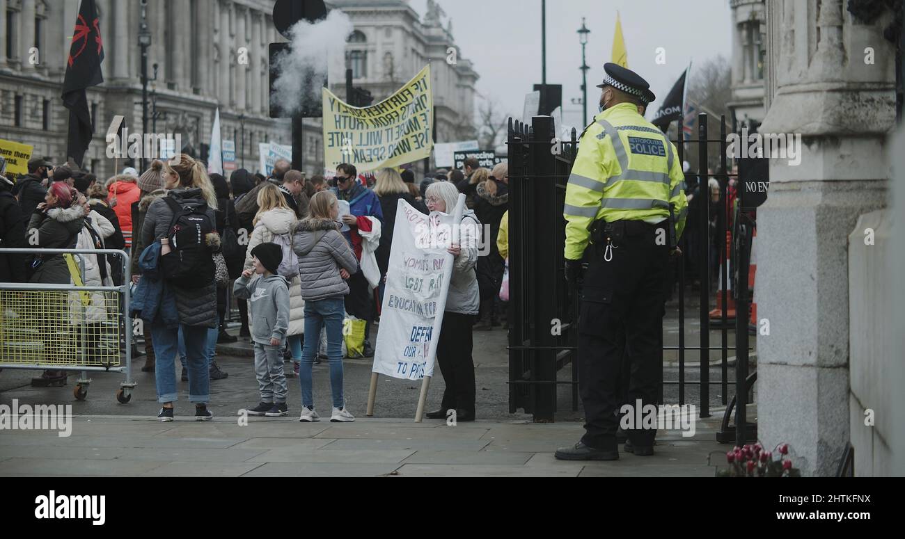 London, UK - 12 13 2021: Metropolitan police officers on duty outside ...
