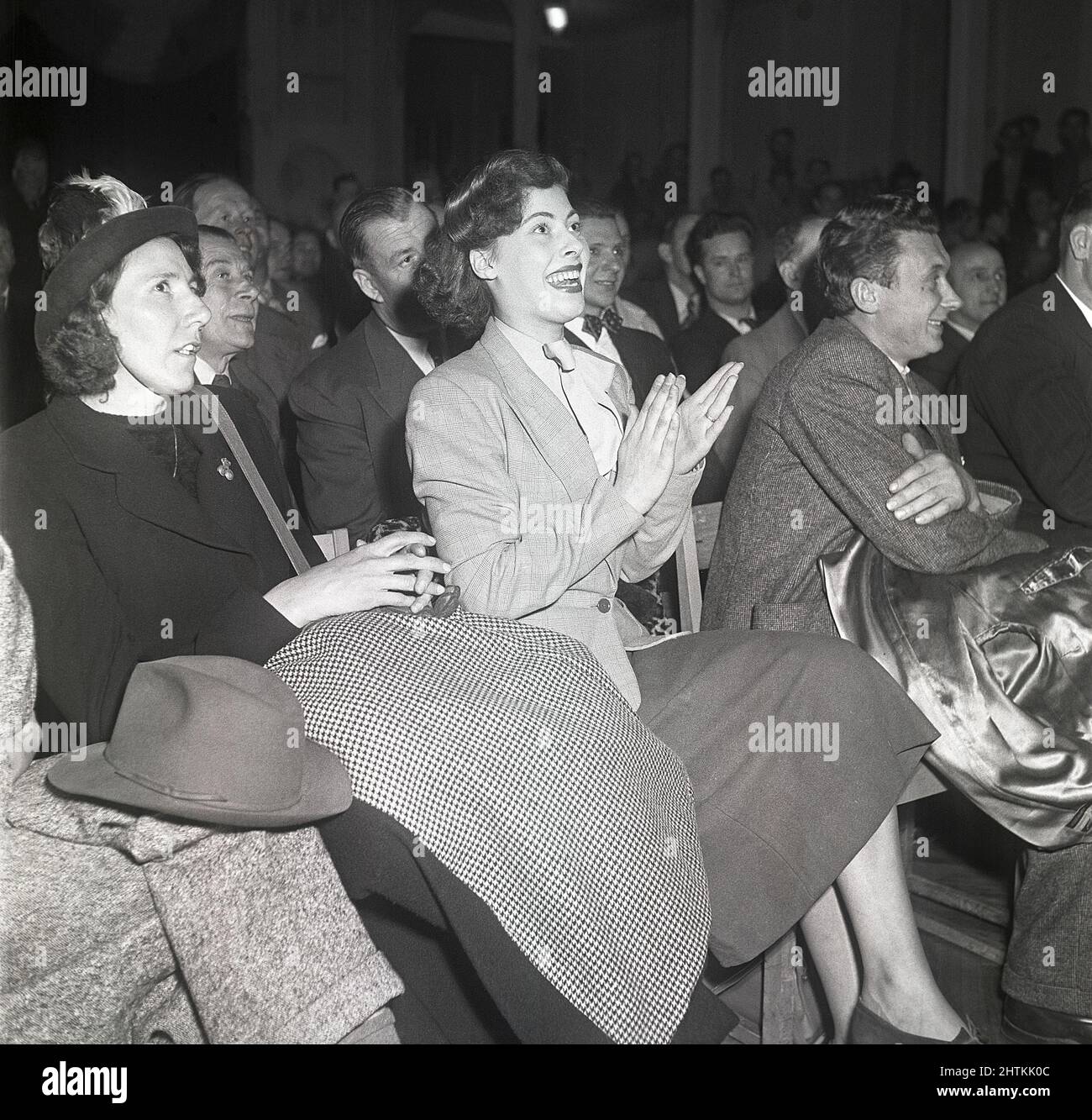 Crowd clapping 1950s hi-res stock photography and images - Alamy