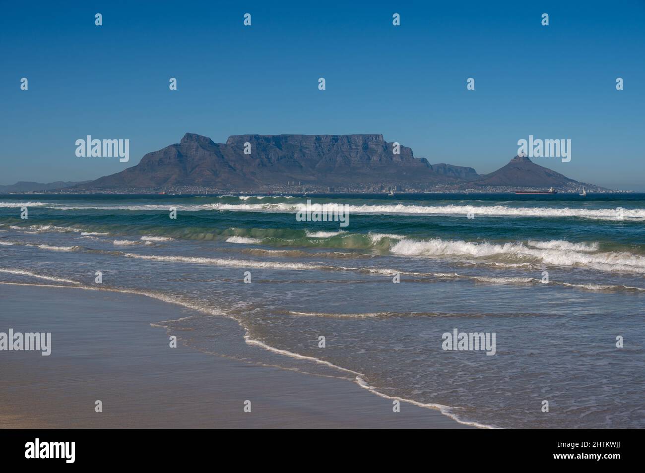 Bloubergstrand beach with a view of Table Mountain in Cape Town Stock ...