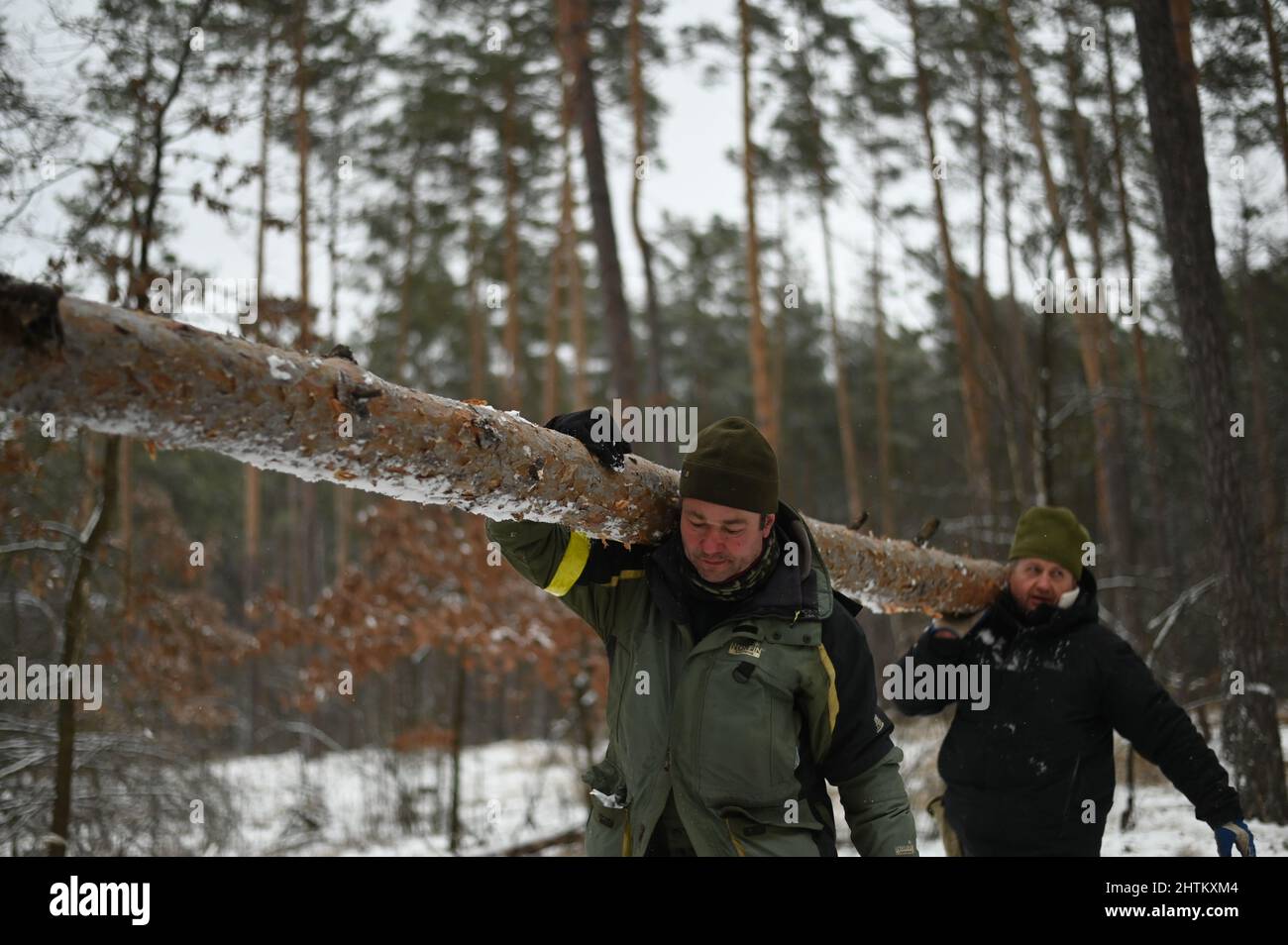 Ukrainian armed forces in Kyiv fortify and defend avenues of approach ...