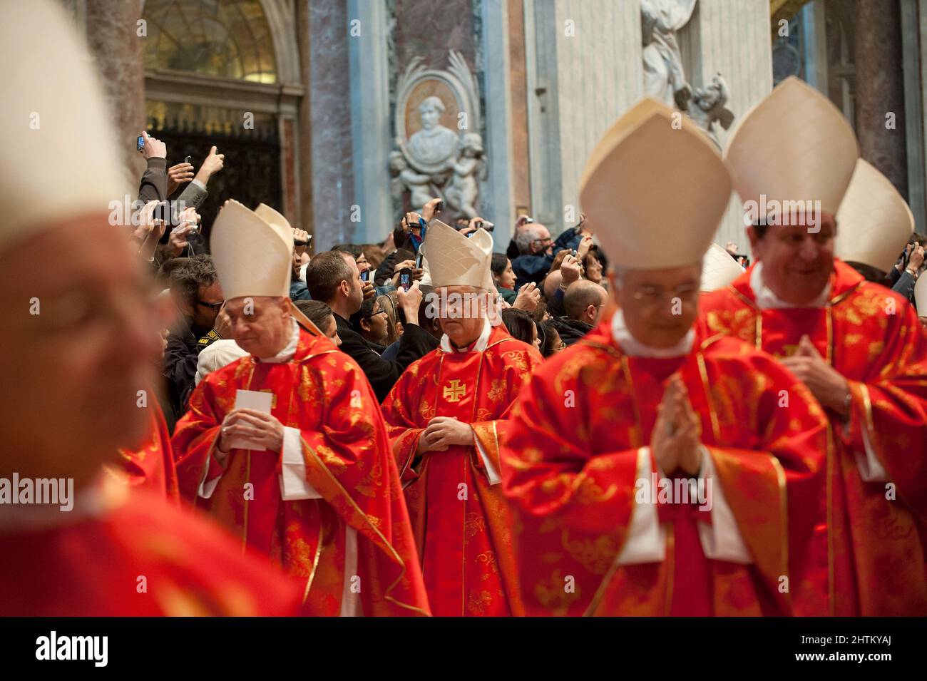 Roman catholic cardinals hi-res stock photography and images - Alamy